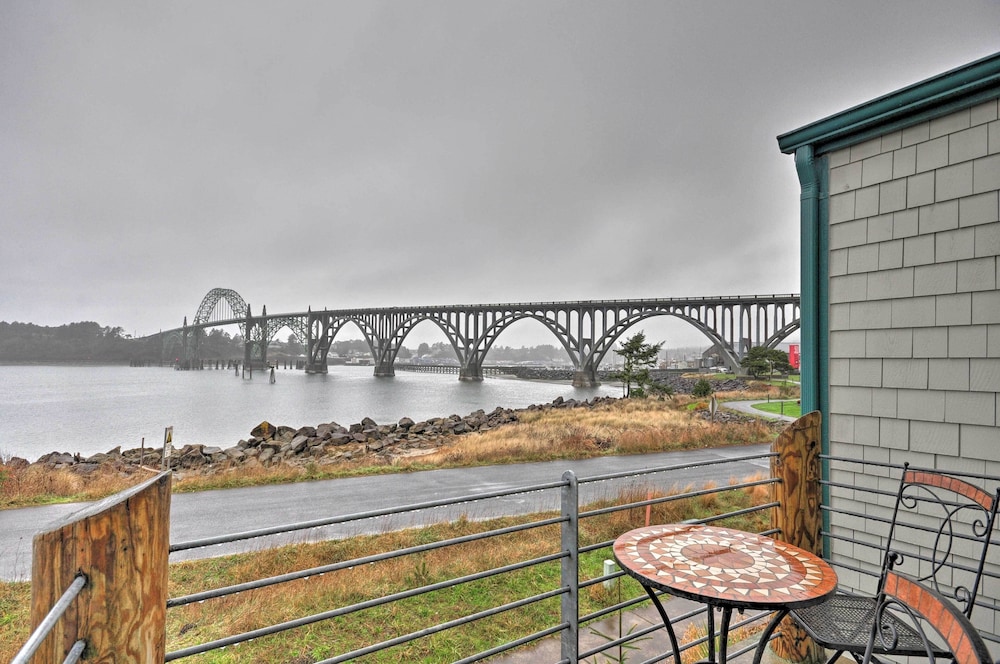 Waterfront Oregon Abode W/ Balcony & Ocean Views! - Newport, OR