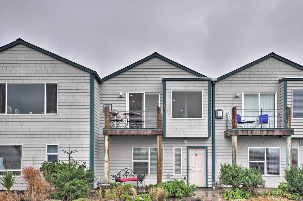 Waterfront Oregon Abode W/ Balcony & Ocean Views! - Newport, OR