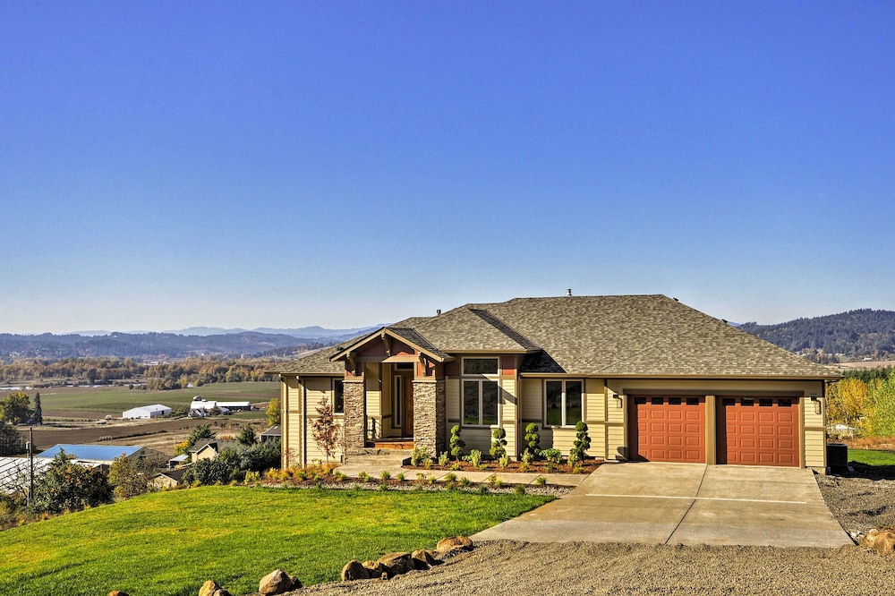 Chic Willamette Valley Home W/ Deck & Vineyard! - Forest Grove, OR