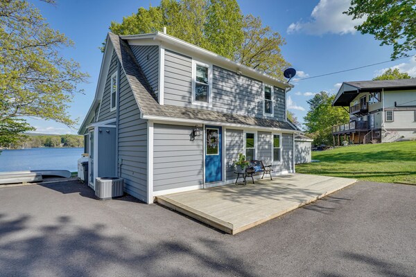 Family Friendly! Lakefront Tully Getaway W/ Porch - Tully Lake, Tully