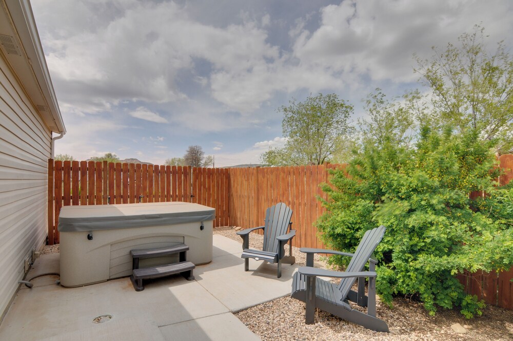 Utah Retreat - Hot Tub, Deck & Near National Parks - Escalante, UT