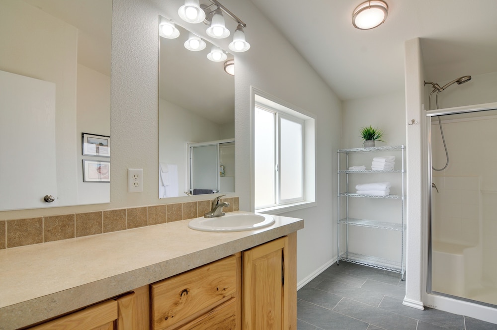 Utah Retreat - Hot Tub, Deck & Near National Parks - Escalante