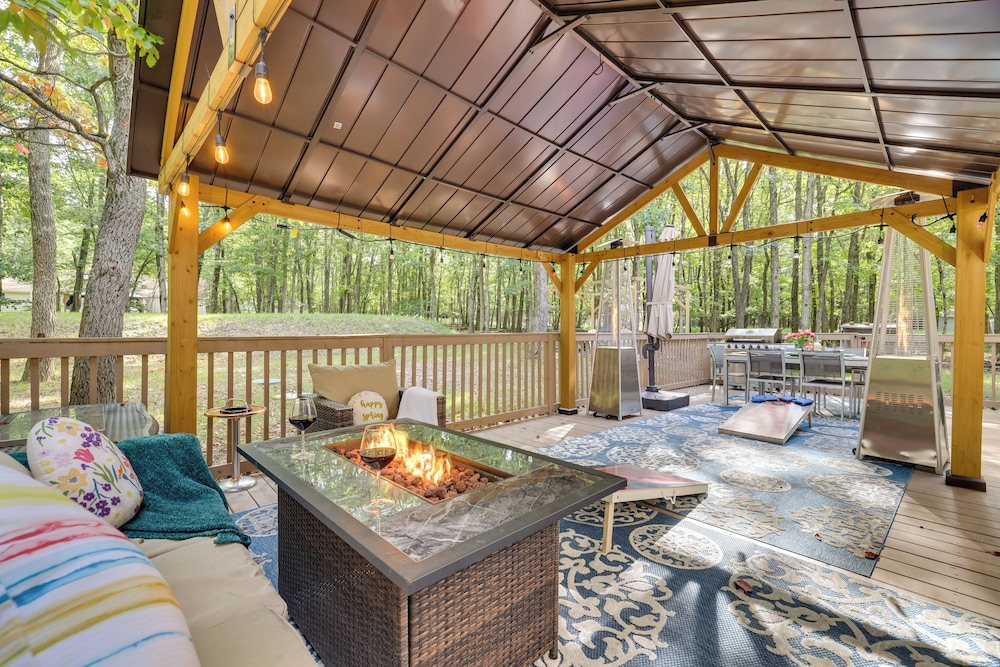 Deck & Fire Pits: Immaculate Poconos Lodge! - Pocono Mountains, PA