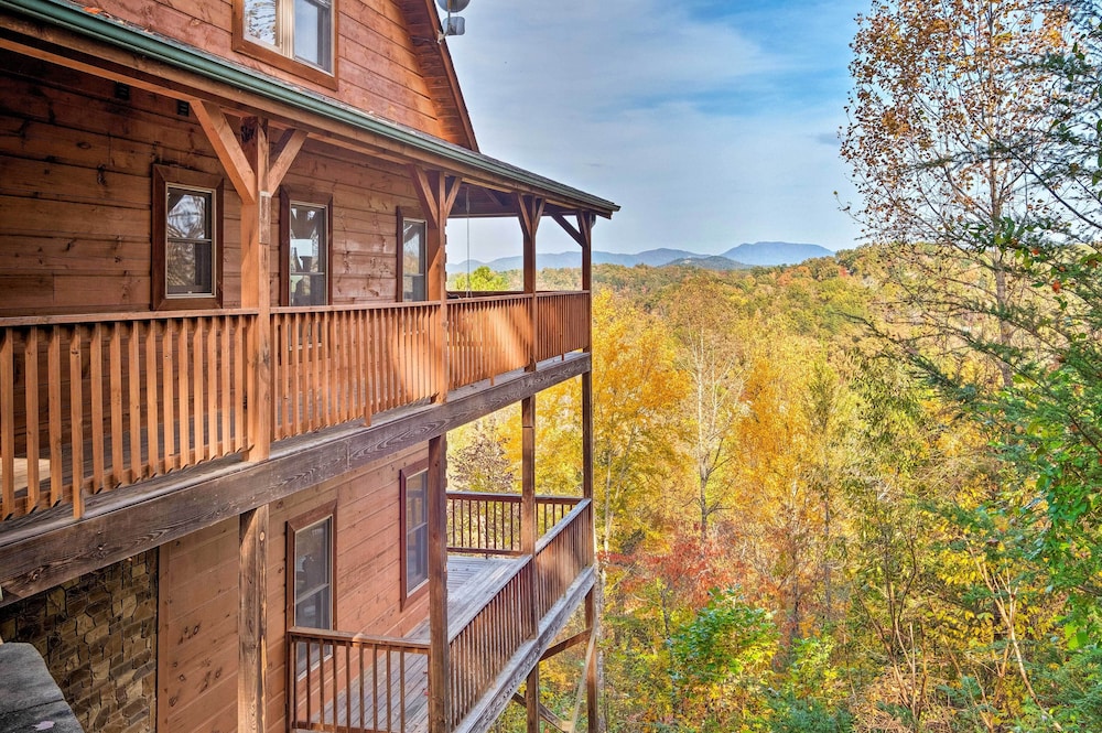 Pigeon Forge Cabin W/ Brand New Hot Tub & Views! - Gatlinburg, TN