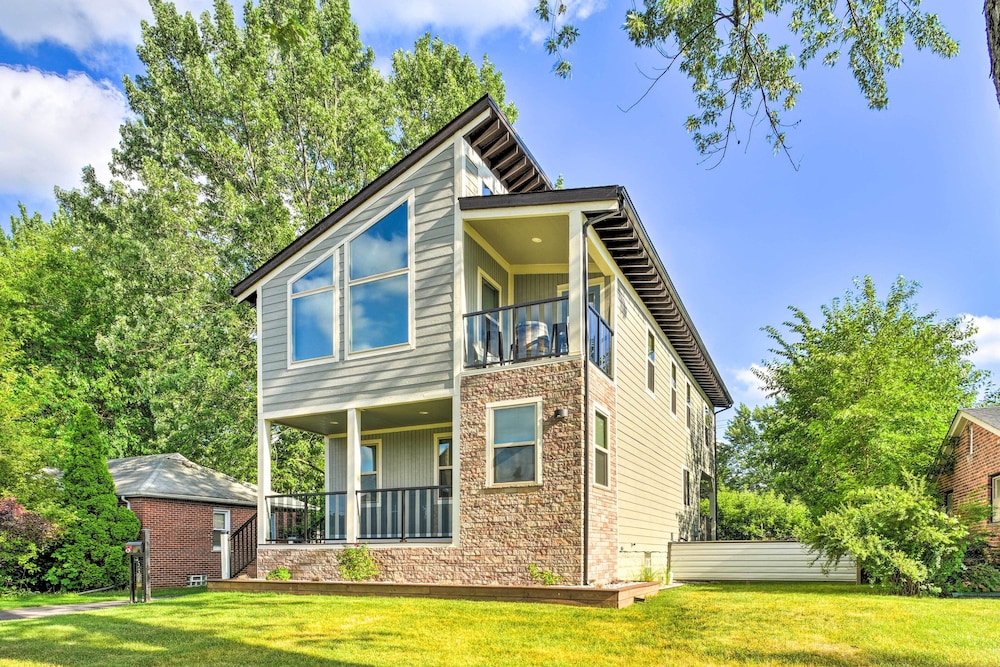 Sunny Clawson Home W/ Yard - Walk To Main St! - Carousel, Huntington Woods