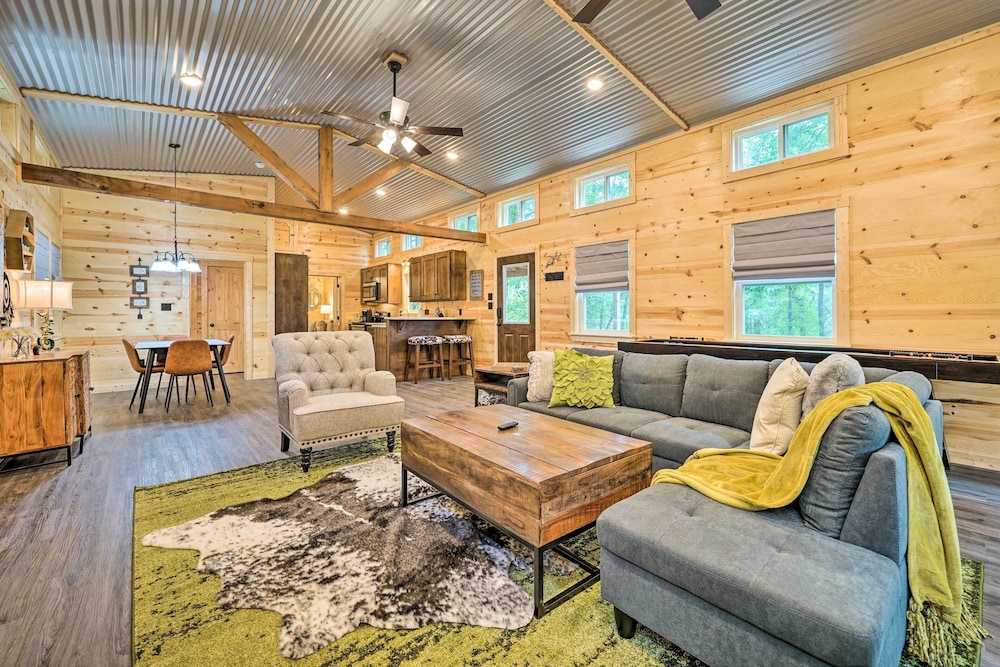 Stylish Cabin By Beavers Bend: Hot Tub & Fire Pit - Broken Bow, OK