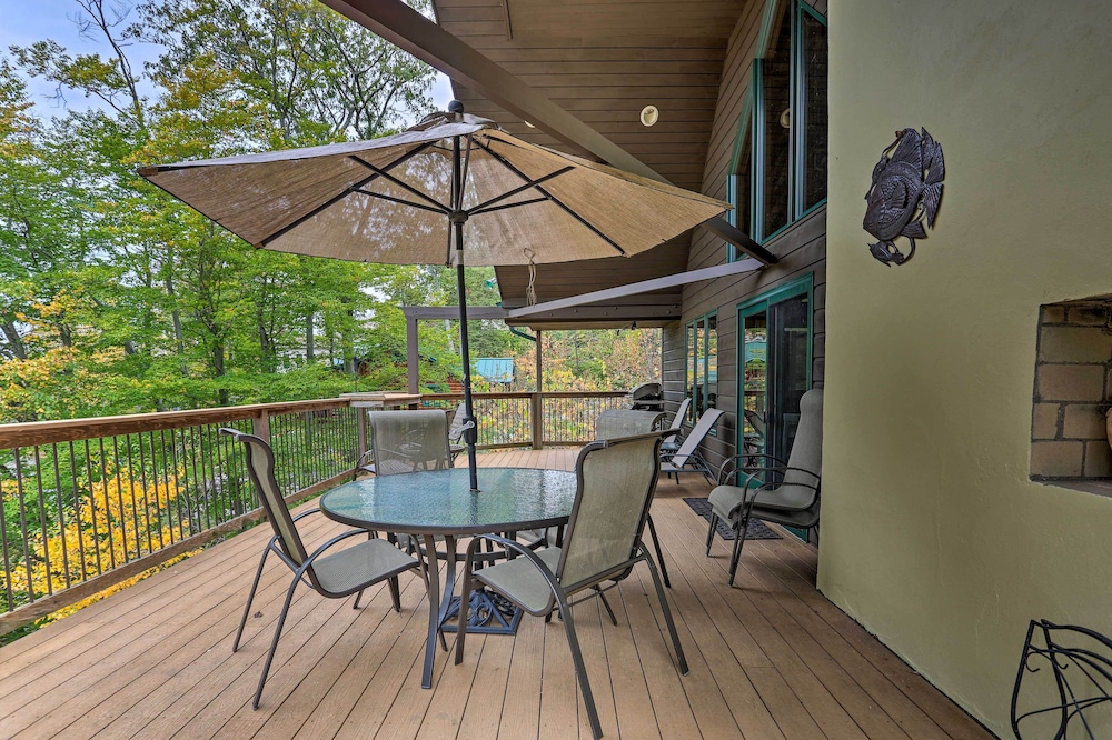 Waterfront Highland Lake Home W/ Deck + Dock - Vernon Township, NJ