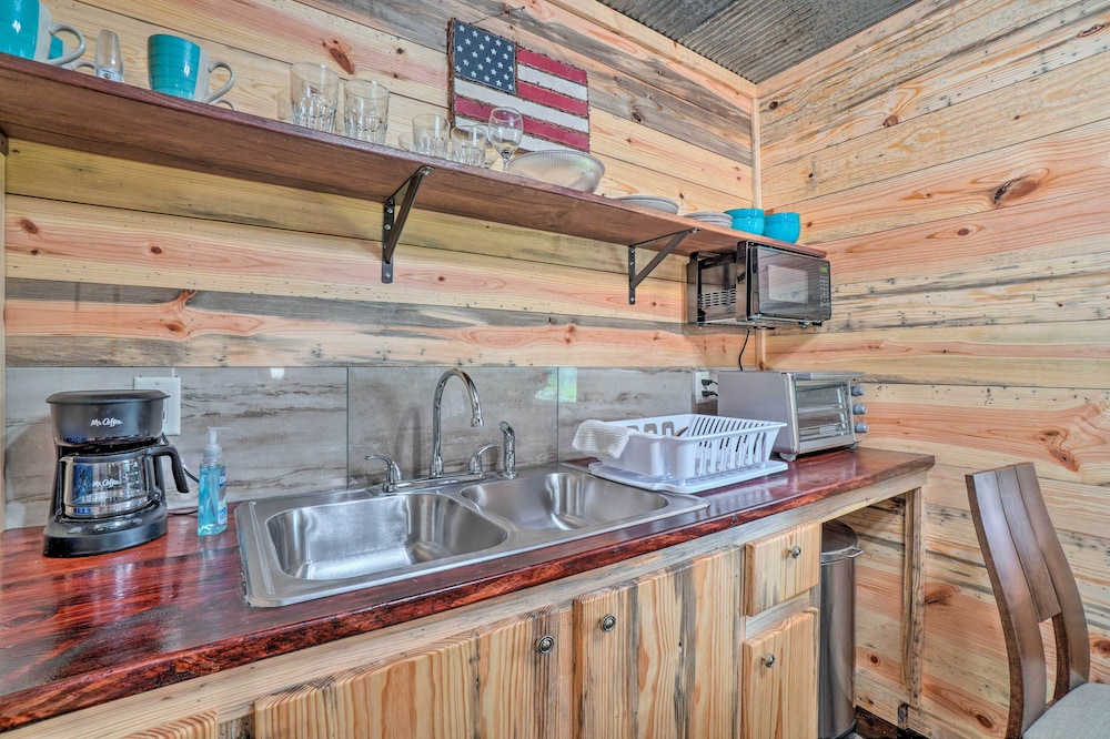 Updated Studio Cabin In Ozark W/ Yard & Mtn View - Arkansas