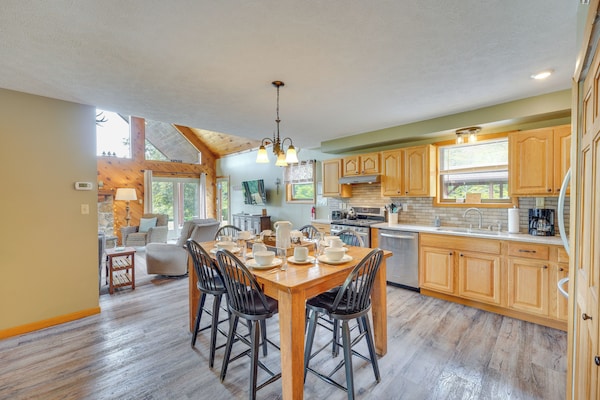 3-acre Benezette Cabin: Hot Tub, Grill & Mtn View - Elk County, PA