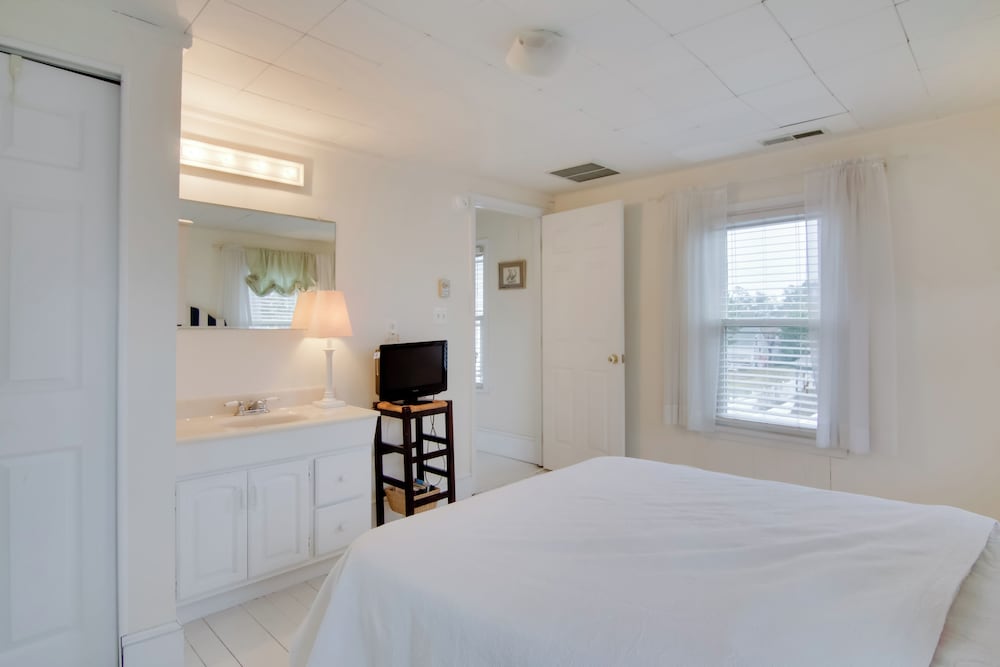 'Chincoteague Charm' Escape W/ Bikes & Yard Games! - Chincoteague, VA