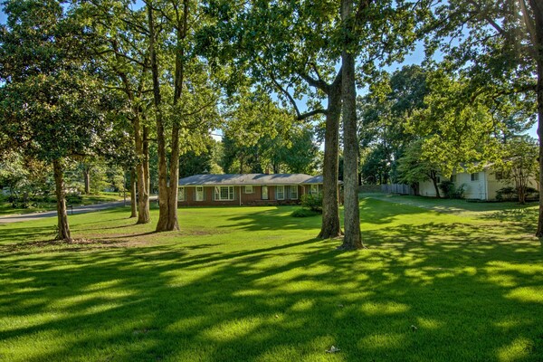 Charming Florence Getaway W/ Fireplace & Grill! - Alabama