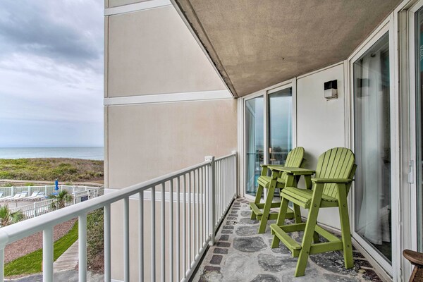 Colorful Beachfront Condo W/ Resort Amenities - North Carolina