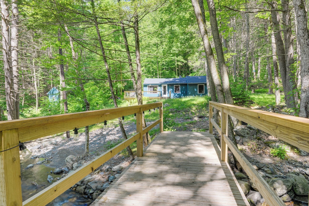 Hike & Swim On-site: Cozy Falls Brook Cabin - Vermont