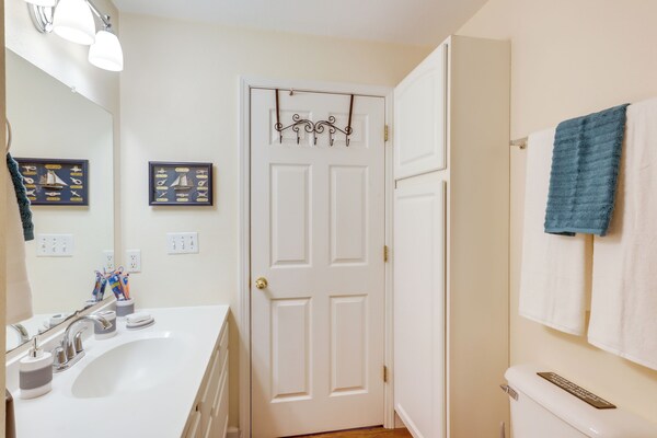 Cozy Delafield Apartment - Walk To Lake! - Hubertus, WI