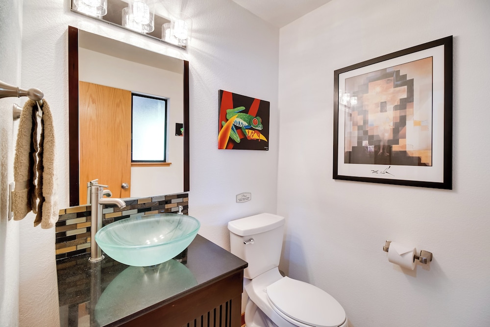 Idyllic Kelseyville Home W/ 2 Decks + Views! - Russian River, CA