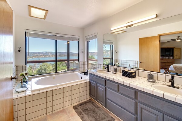 Idyllic Kelseyville Home W/ 2 Decks + Views! - Clear Lake State Park, Kelseyville