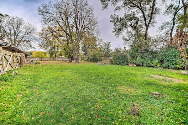 Fenced Yard: Fox River Grove Home, Dogs Welcome - Barrington, IL