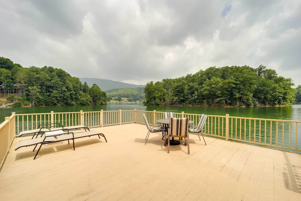 Lakefront Butler Retreat W/ Hot Tub & Dock! - Roan Mountain, TN