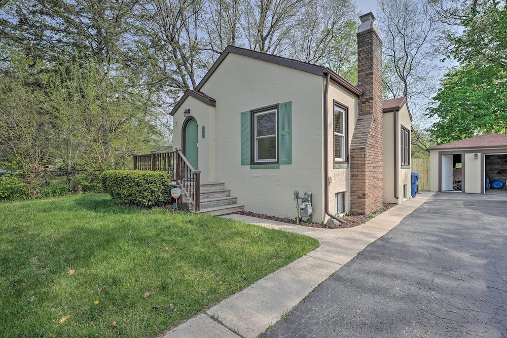 Benton Harbor 'Gracie Cottage' W/ Hot Tub + Yard! - Benton Harbor, MI
