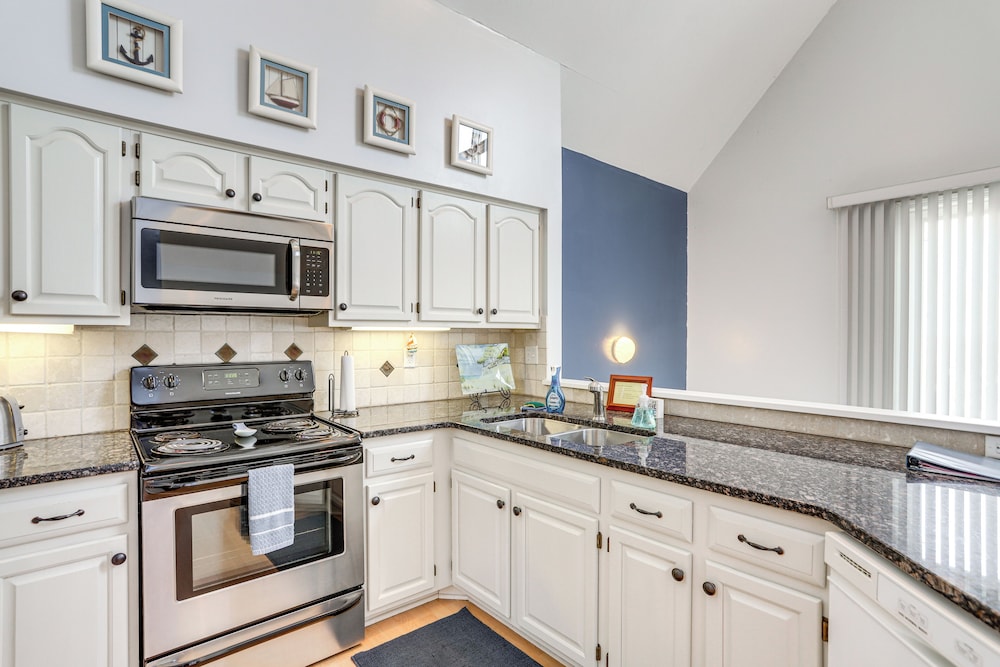 Family-friendly Port Clinton Home W/ Private Deck - Put-in-Bay, OH