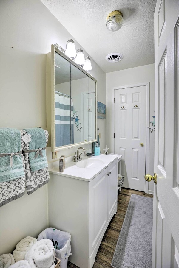Akron Apartment W/ Balcony - Hunting Nearby! - Akron, IA
