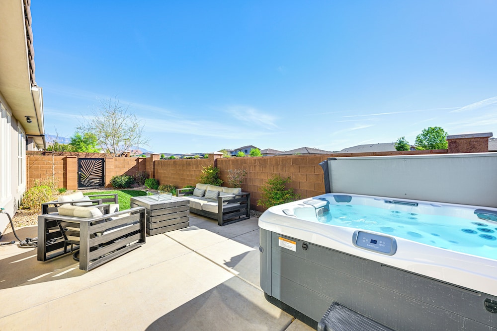 Community Pool & Private Hot Tub: Washington Home! - Utah