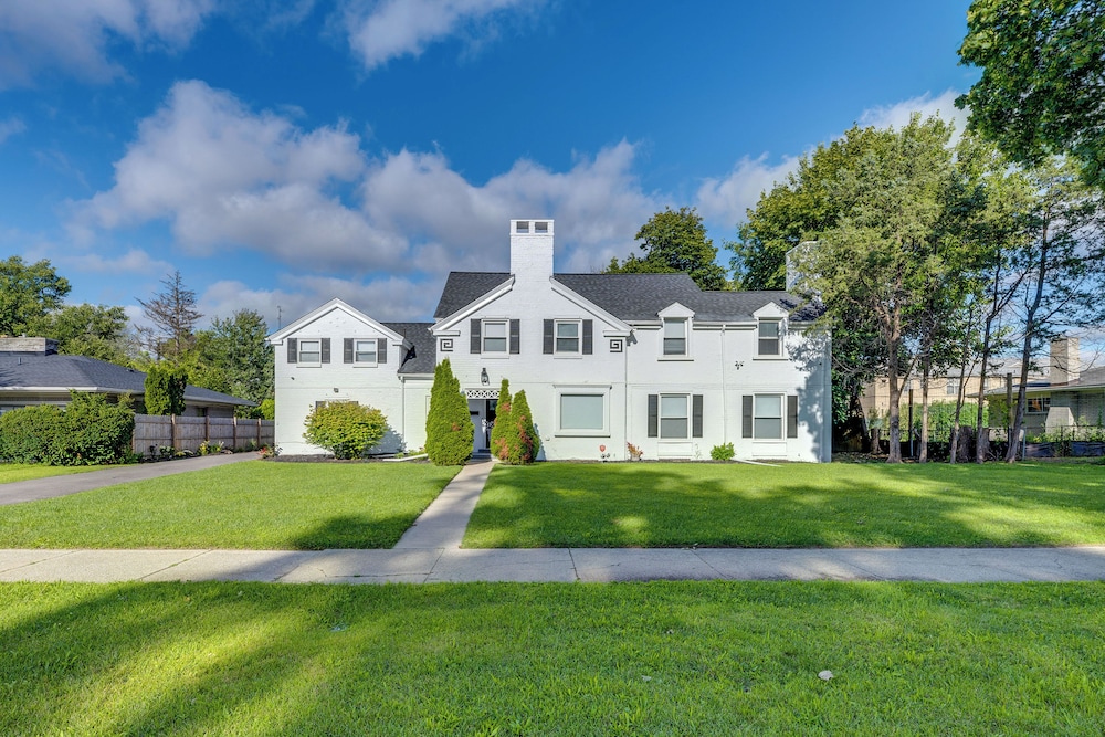 Luxurious Detroit Home - Walk To Golf & Park! - Warren, MI