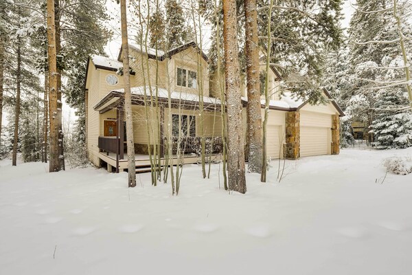 Hot Tub & Ski Shuttle: Forested Breckenridge Home! - Breckenridge, CO