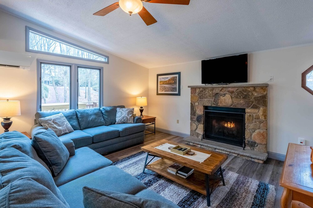 Walk To Lake: Family Home W/ Game Room, Deck & Bbq - Lake Harmony, PA