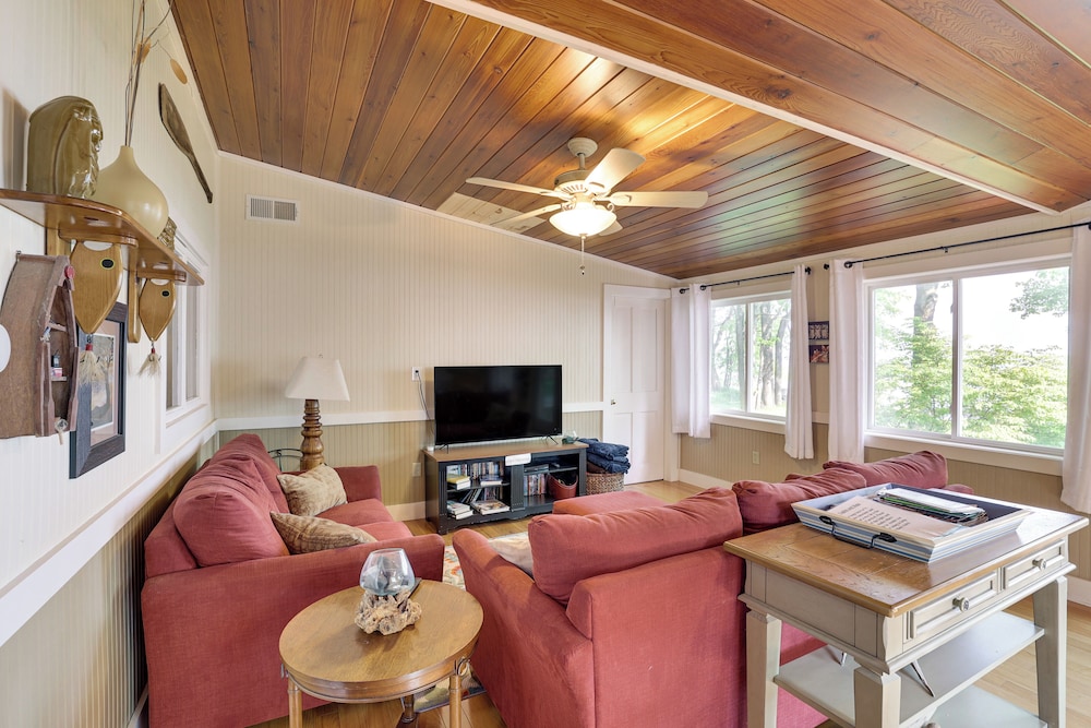 Cozy Lake Champlain Cottage W/ Private Beach! - St Albans City, VT