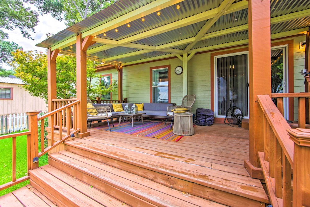 Lakefront Mabank Gem W/ Sunset Views: Pets Welcome - Log Cabin, TX