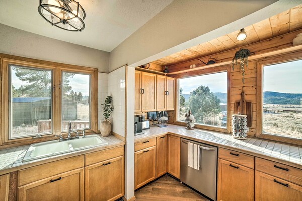 Angel Fire Mtn View Cabin W/ Hot Tub: 2 Mi To Ski - Cimarron Canyon State Park, Eagle Nest