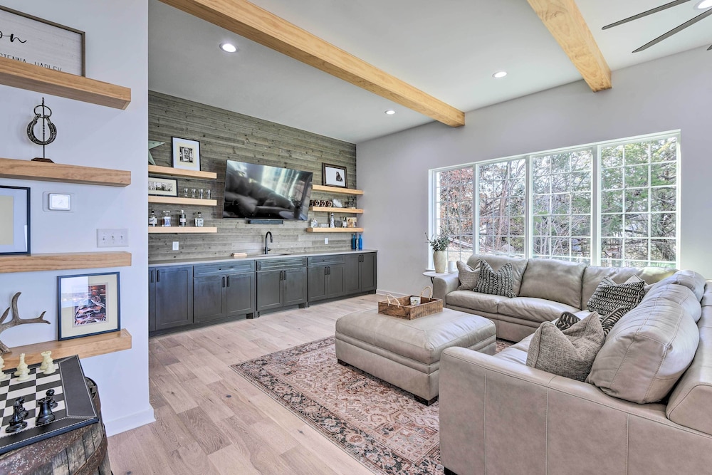 Luxury Lake Granbury Cliffside Home W/ Deck! - Granbury, TX