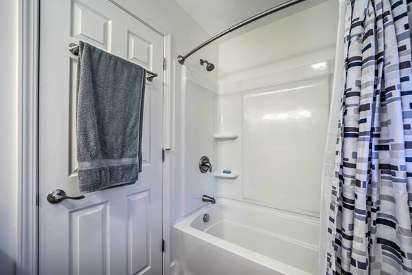 Sapphire Home W/ Grill & Pool Access - Lake Jocassee