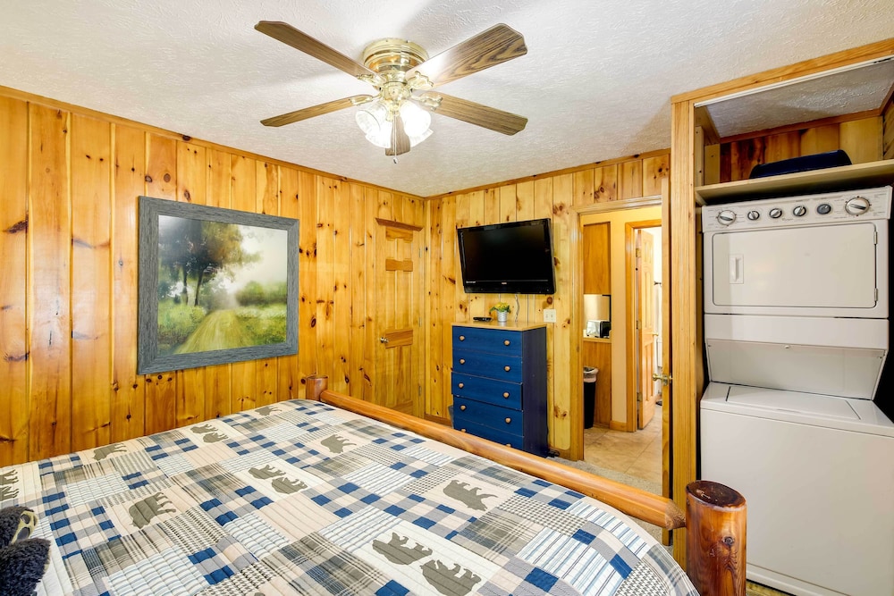 Sevierville Cabin W/ Hot Tub, Views & Pool Access! - Gatlinburg, TN