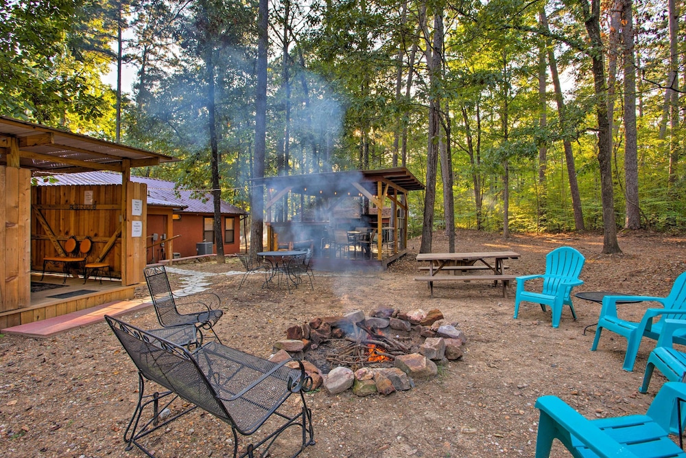 Broken Bow Cabin W/ Hot Tub: 3 Mi To Lake/overlook - Broken Bow, OK