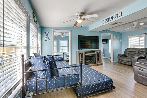 1 Block To Surfside Beach: Home W/ Deck! - Surfside Beach, Freeport