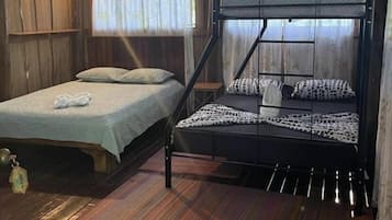 Dormitório Partilhado Standard, várias camas, vista para o pátio | Com mobília individualizada, secretária