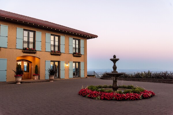 Black Walnut Inn & Vineyard - Oregon