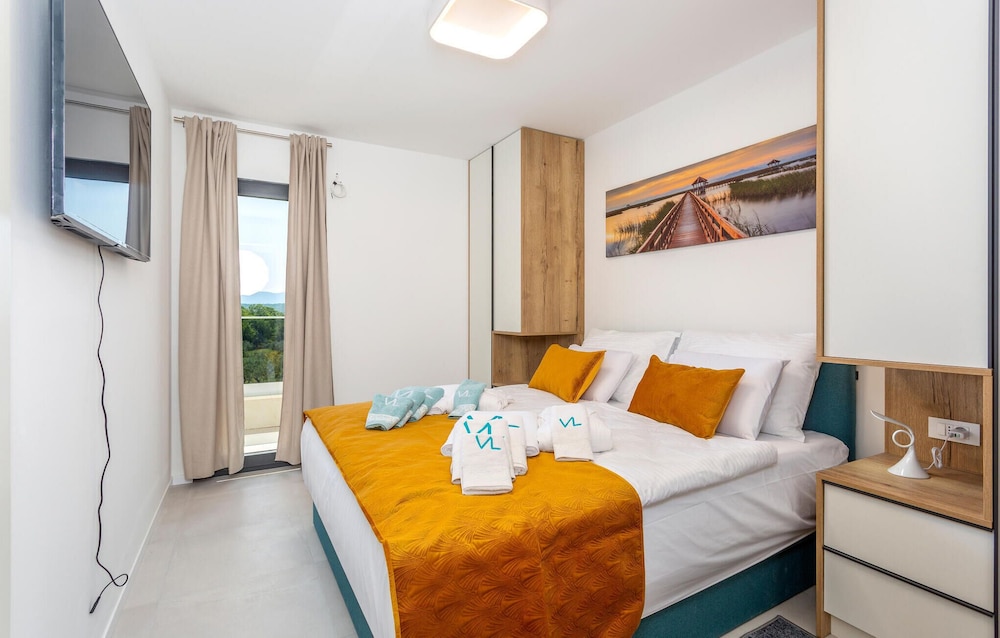 Nice Apartment In Malinska With Jacuzzi - Cres