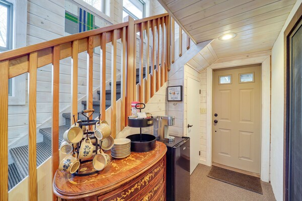 Beech Mountain Cabin W/ Deck: Half-mi To Skiing - Watauga Lake, TN