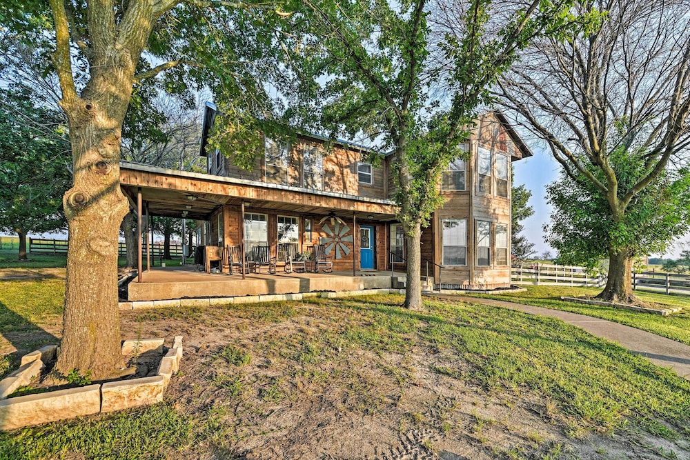 Charming Hamilton Farmhouse W/ Country Views! - Hamilton, TX