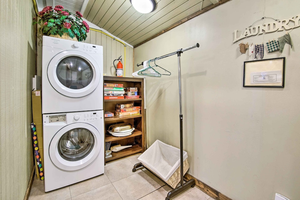 Coos Bay Cottage W/ Fireplace & Bbq Patio! - Coos Bay, OR