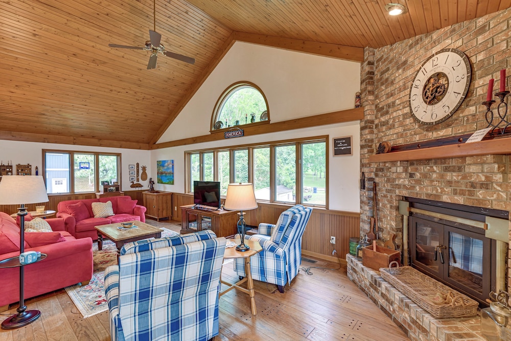 Corey Lake Home, 7 Mi To Swiss Valley Ski Resort! - Michigan