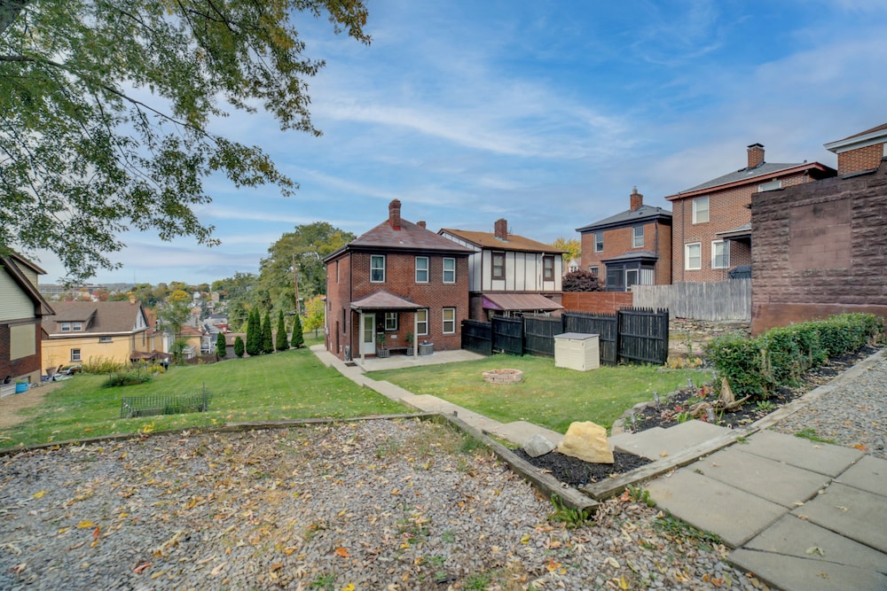 Pittsburgh Home W/ Private Yard 3 Mi To Dtwn! - Pittsburgh, PA