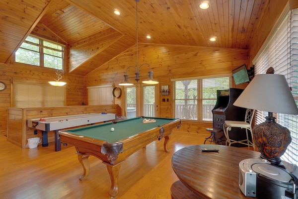 Sevierville Cabin W/ Hot Tub + Large Deck! - Gatlinburg, TN