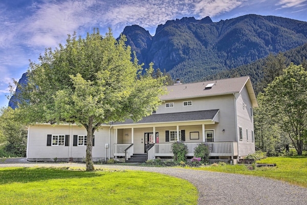 Riverside North Bend Oasis: Stunning Mountain View - North Bend, WA