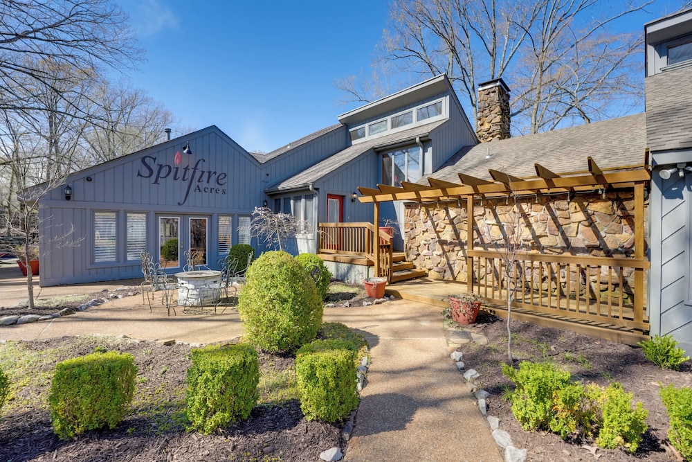Stunning Southaven Estate: Pool & Spacious Deck! - Southaven, MS
