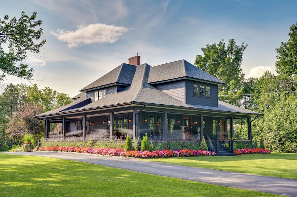 Upscale Arts + Crafts Bungalow W/ Yard, Pool! - Derby, VT