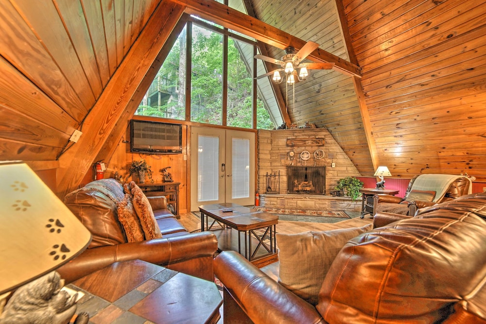 A-frame Gatlinburg Cabin W/ Deck & Private Hot Tub - Gatlinburg